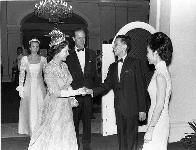 PM Lee goes geeky over made-in-S'pore gold vintage camera used by Queen ...