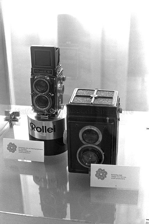 PM Lee goes geeky over made-in-S'pore gold vintage camera used by Queen ...