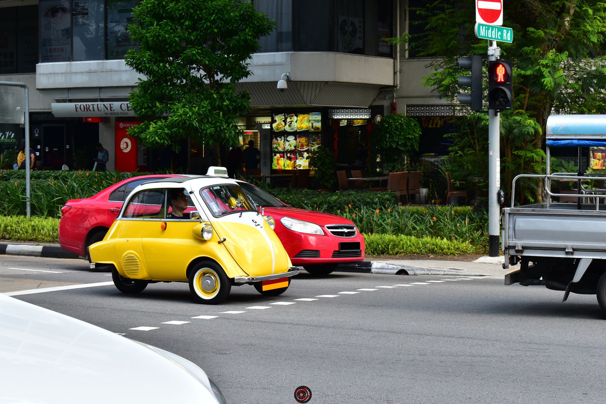 3-wheel 1963 BMW vintage car is the cutest thing you'll see on S'pore ...
