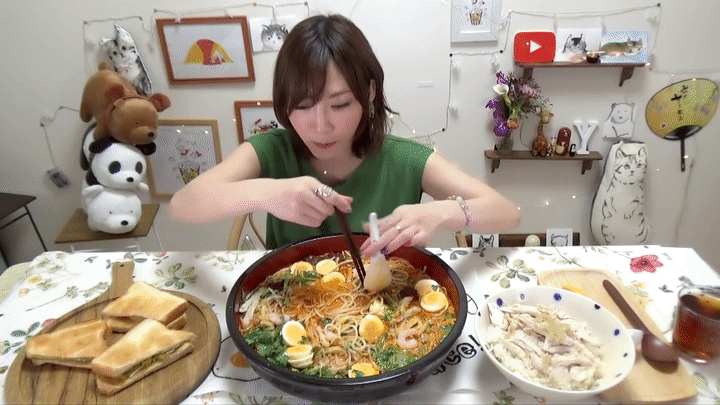 Japanese lady casually eats 7,000 calories' worth of laksa, chicken ...