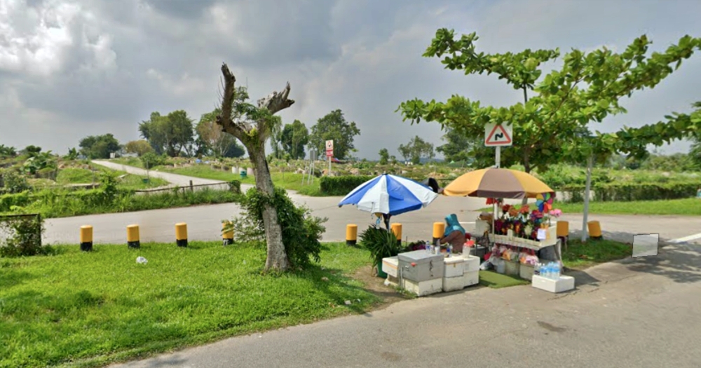Unlicensed street flower sellers at Pusara Abadi Muslim Cemetery no ...