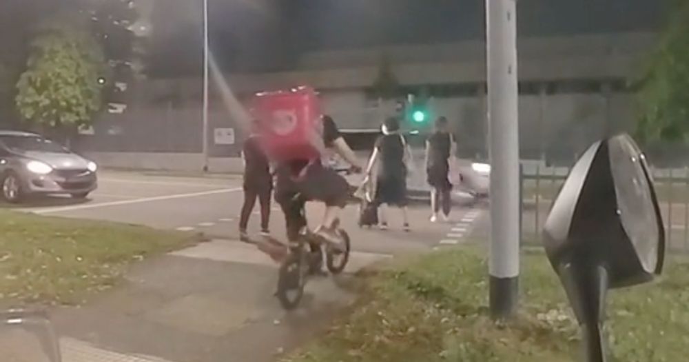 Car beats red light along Upper Serangoon Road, almost hits woman ...