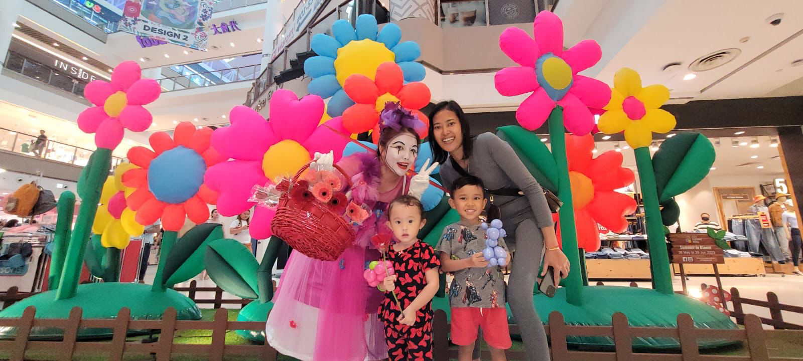 Large summer-themed inflatables, roving balloonist & prizes to win at ...