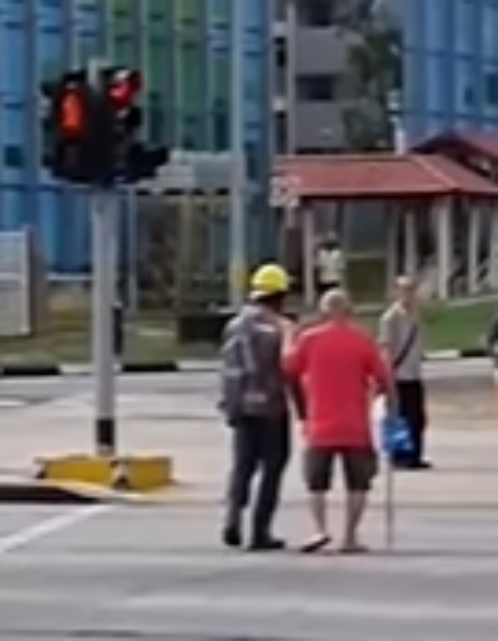 Migrant worker helps elderly man cross Ang Mo Kio road, lends shoulder ...