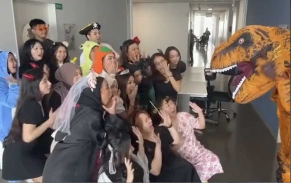 Republic Poly lecturer dresses up as No-Face for Halloween, lectures in ...