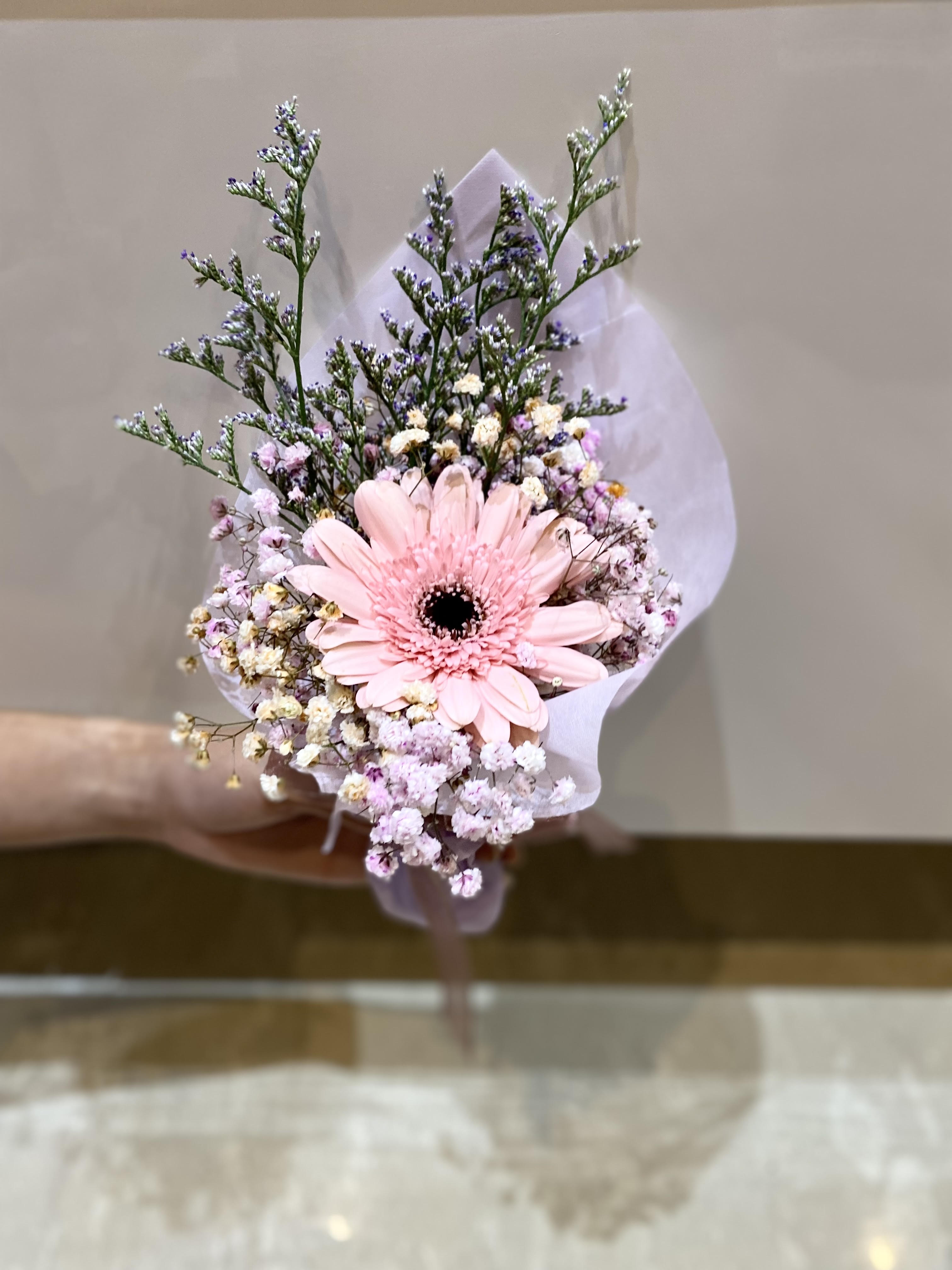 2 S'pore teens spend holidays making bouquets for elderly to put smiles ...