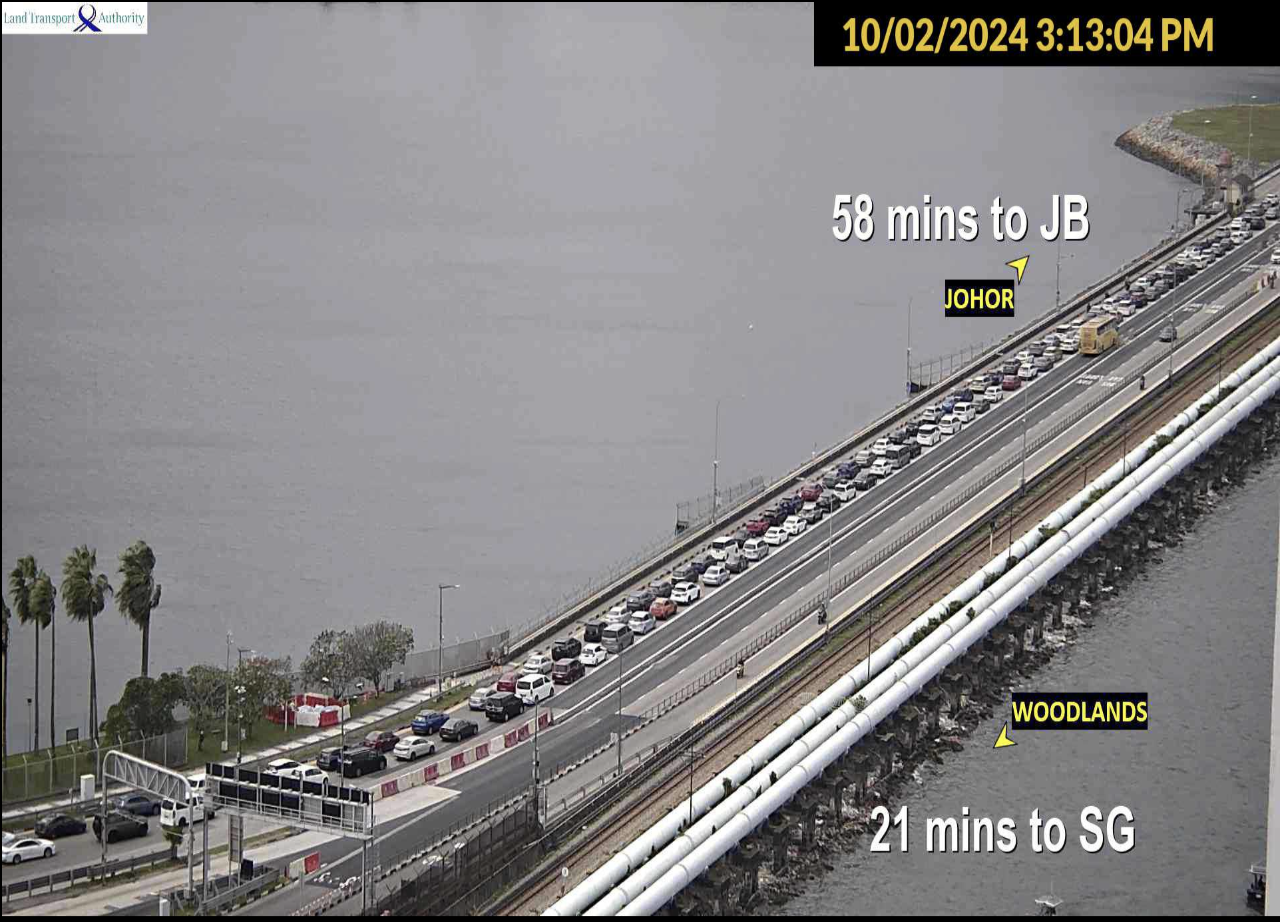 Long queues at Woodlands checkpoint as people head to M'sia on CNY day ...