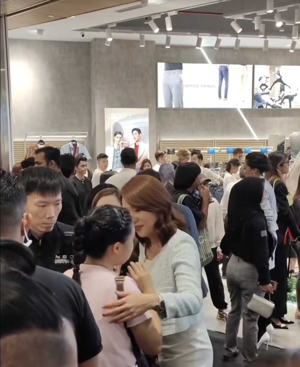 Woman in KL tussles with security while trying to get photo with HK ...