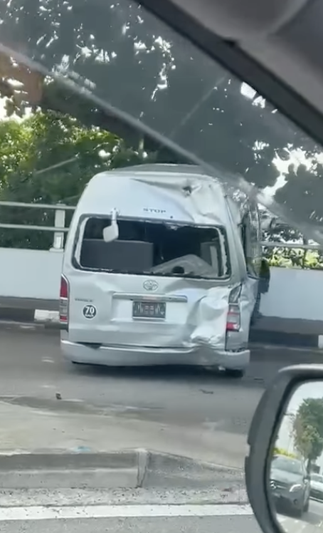 Sentosa bus swerves into opposite road & crashes on Sentosa Gateway ...