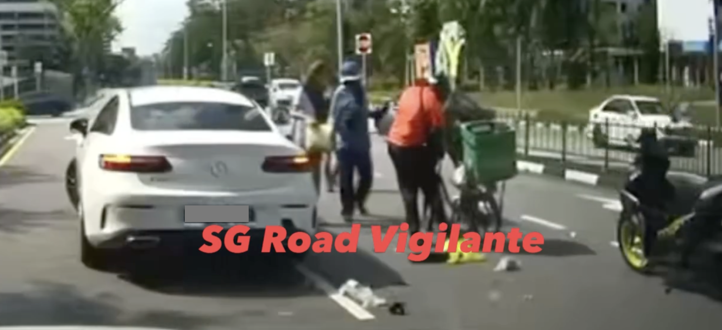 Food delivery rider lane-splits on e-bike, gets sandwiched between 2 ...