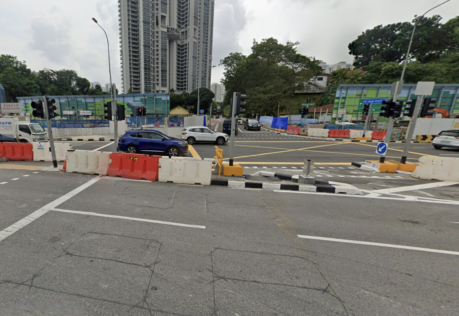 Cyclist points middle finger at driver after riding across oncoming ...