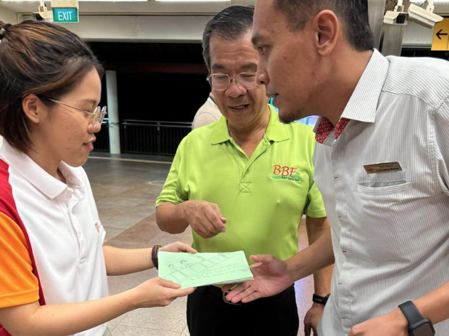 SMRT staff at EWL stations get 'thank you' & 'cheer up' cards from ...