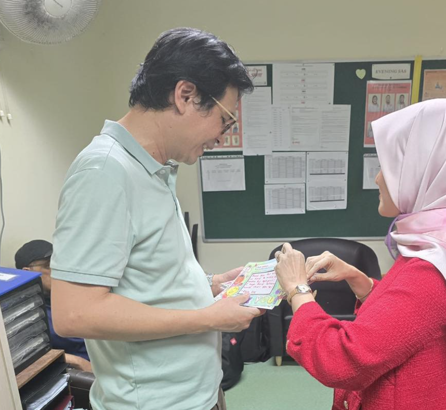 SMRT staff at EWL stations get 'thank you' & 'cheer up' cards from ...