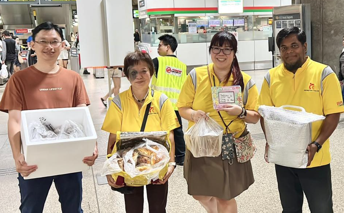 SMRT staff at EWL stations get 'thank you' & 'cheer up' cards from ...