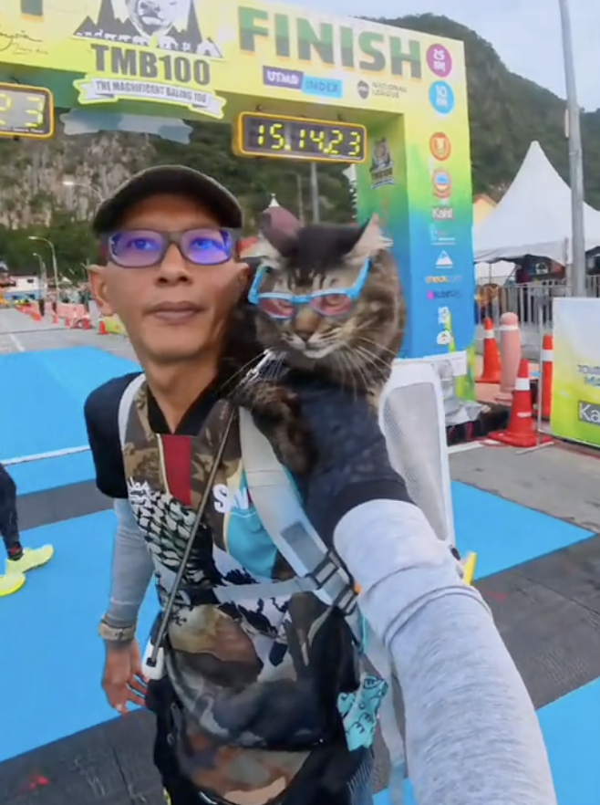M'sian man, 42, runs 10km with 7.5kg cat chilling on shoulders the ...