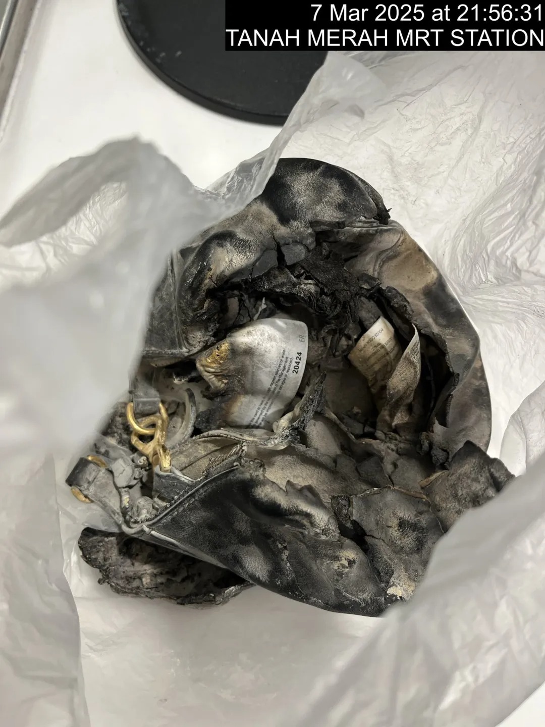 omg~ somebody's xiaomi powerbank 💥 inside mrt train at raffles place ...