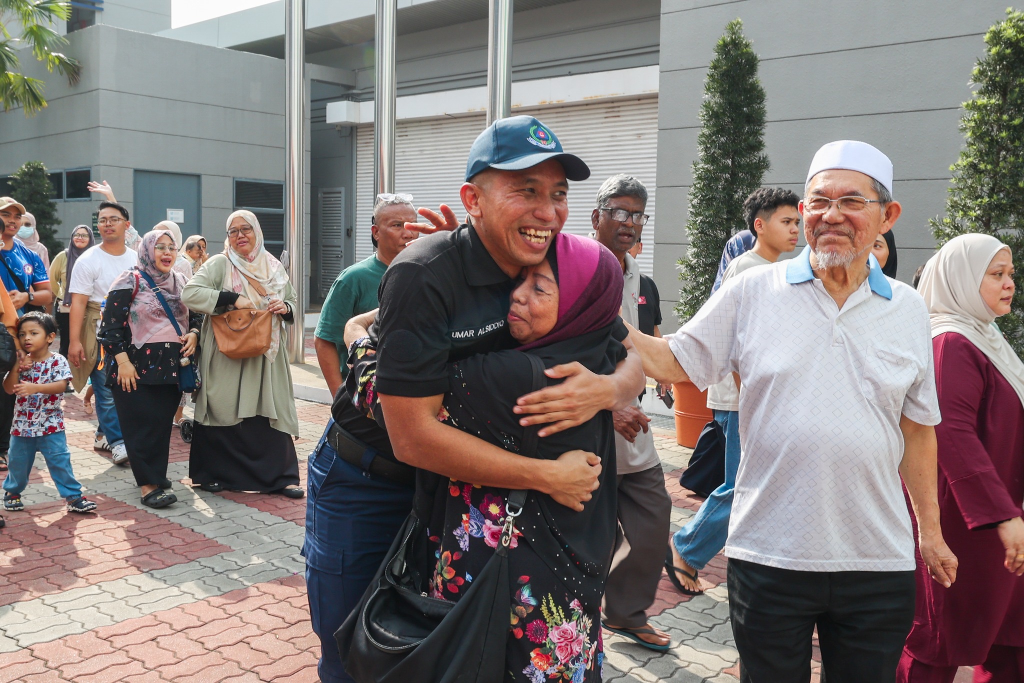 SCDF deploys 80-member team including rescuers & search dogs to Myanmar ...