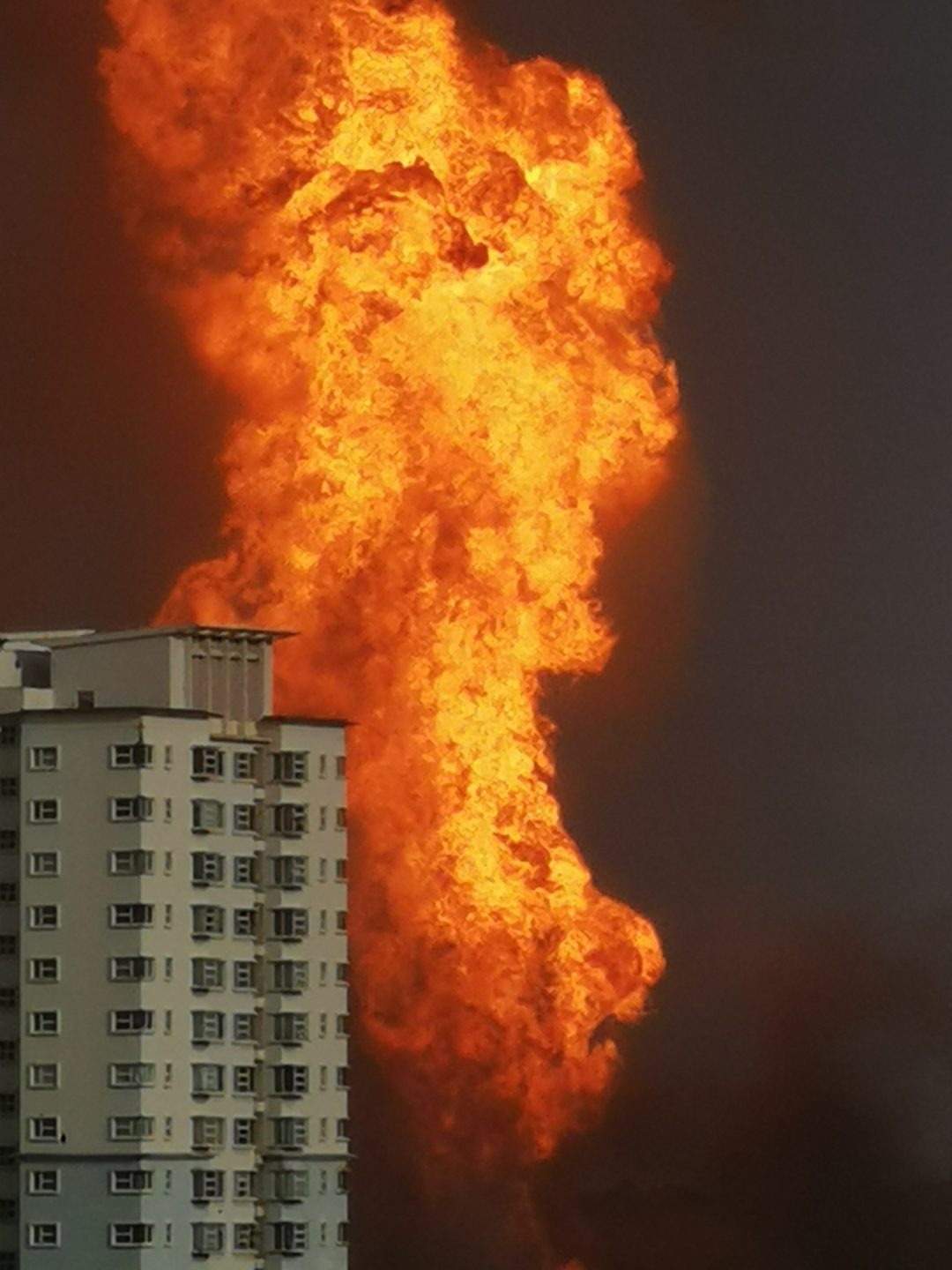 Massive tower of flame erupts from ground in Subang, M'sia due to gas ...