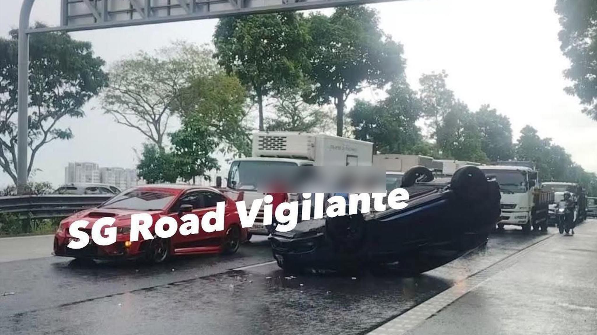 Private-hire vehicle attempts to lane split between 2 cars on SLE, ends ...