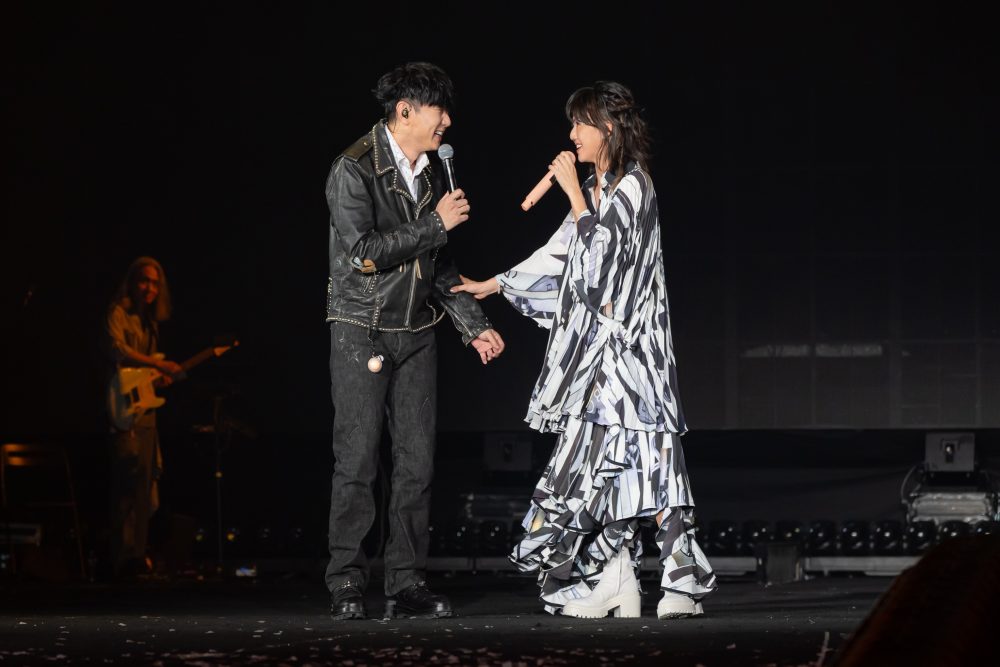 JJ Lin makes surprise appearance at Stefanie Sun's Day 4 concert, sings ...