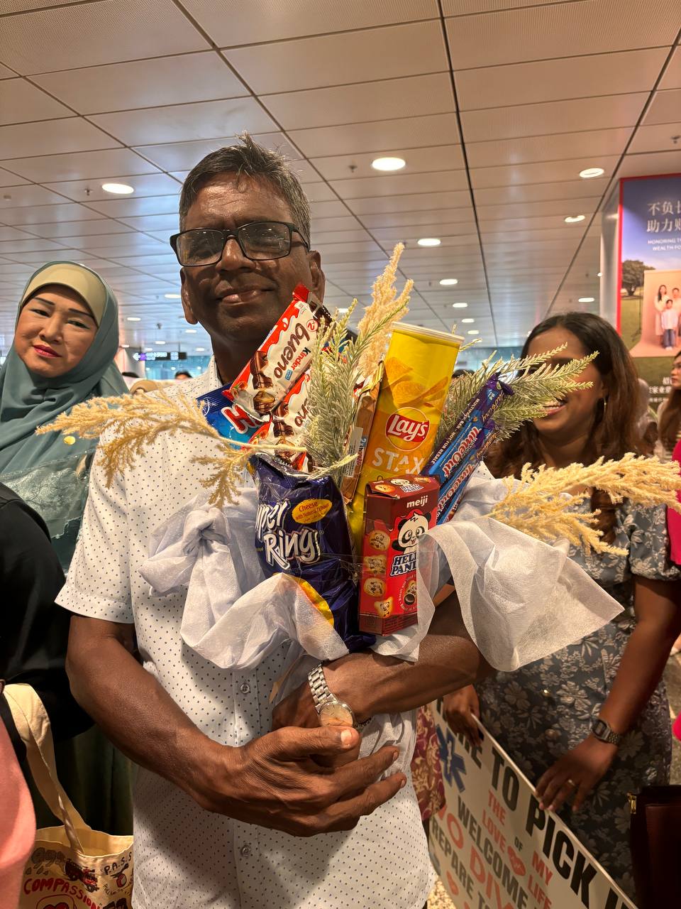 'Thank you for your service': Around 400 people welcome SCDF contingent ...