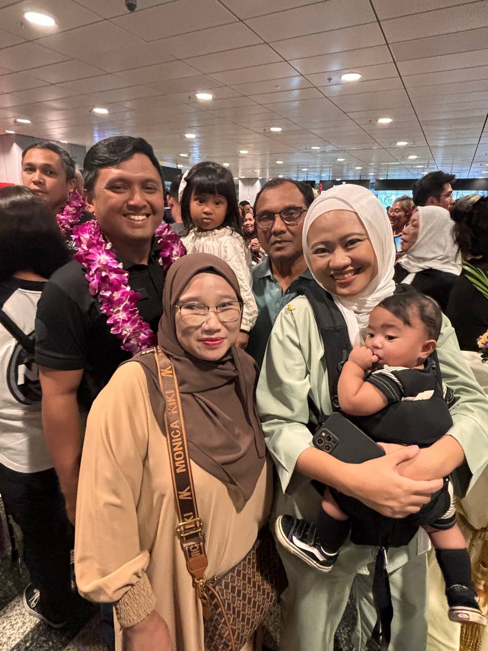 'Thank you for your service': Around 400 people welcome SCDF contingent ...