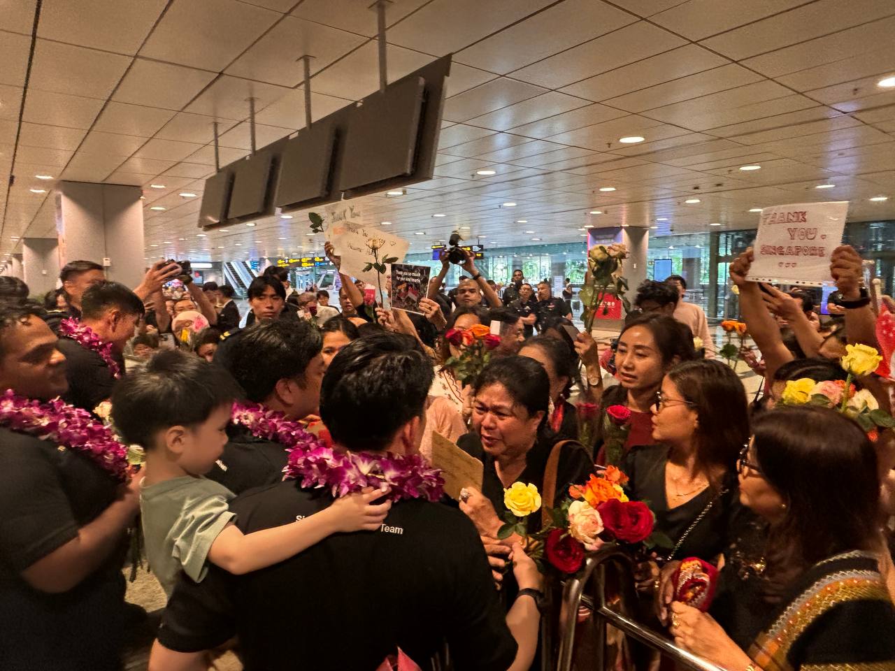 'Thank you for your service': Around 400 people welcome SCDF contingent ...