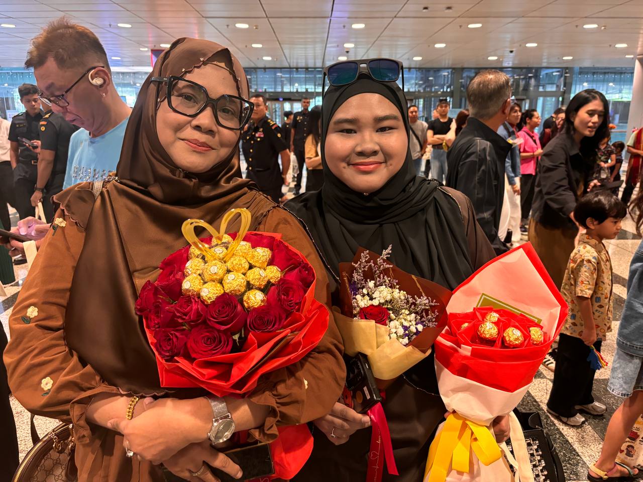 'Thank you for your service': Around 400 people welcome SCDF contingent ...