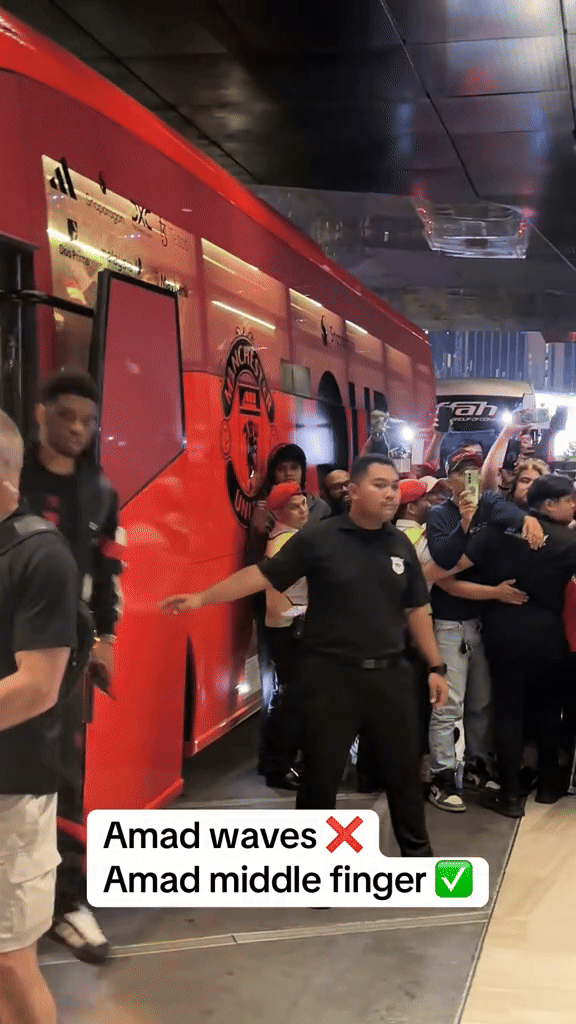Man United star Amad Diallo flips middle finger at KL fan who insulted ...
