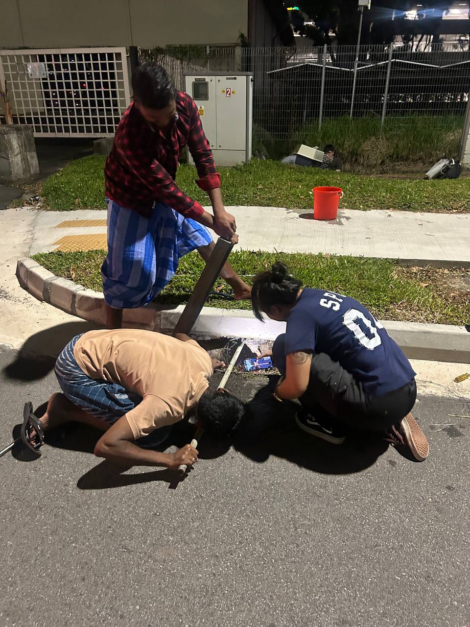 Cat feeder Uncle Ong & 7 others spend 2 hours rescuing cat that got run ...