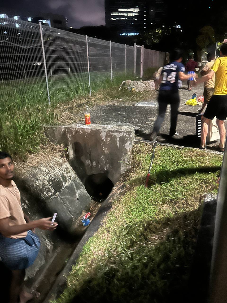 Cat feeder Uncle Ong & 7 others spend 2 hours rescuing cat that got run ...