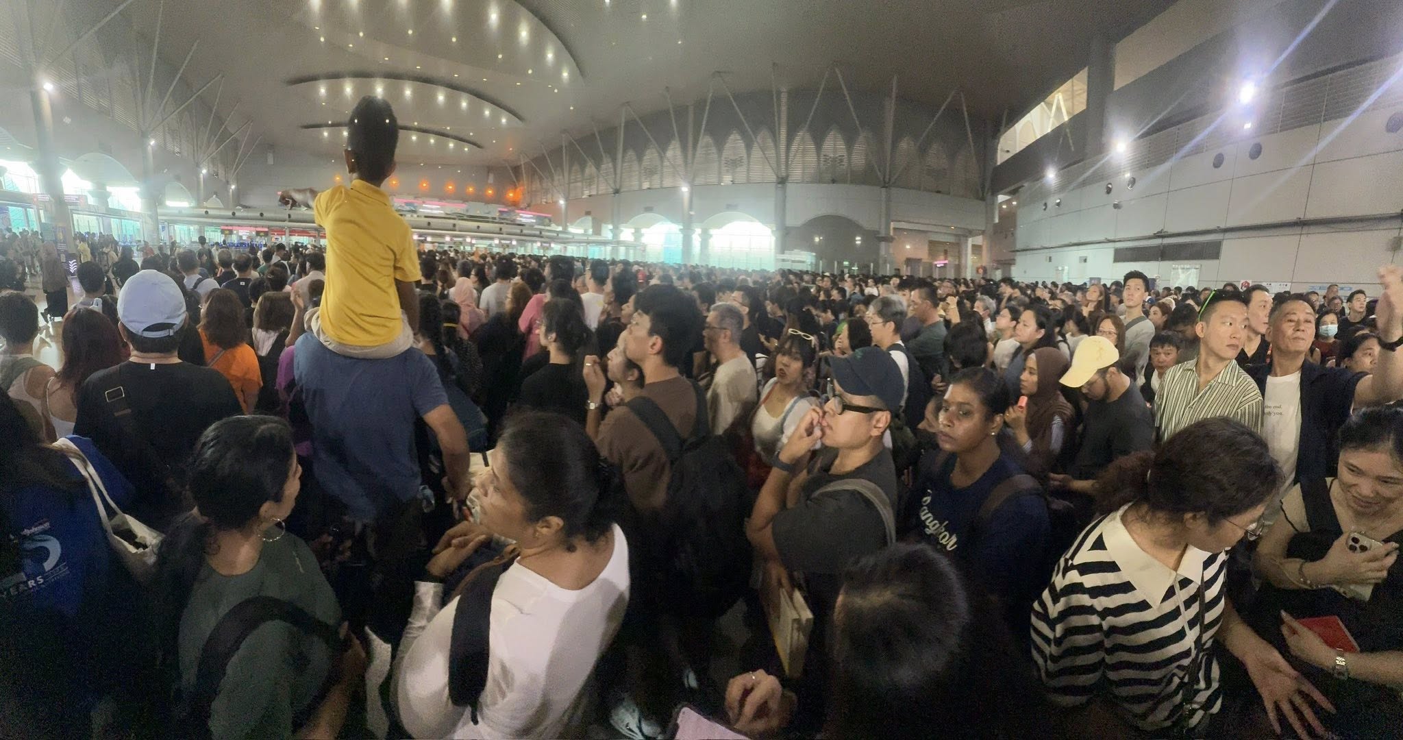 Long queues spotted at M'sia Causeway checkpoint after autogate glitch ...