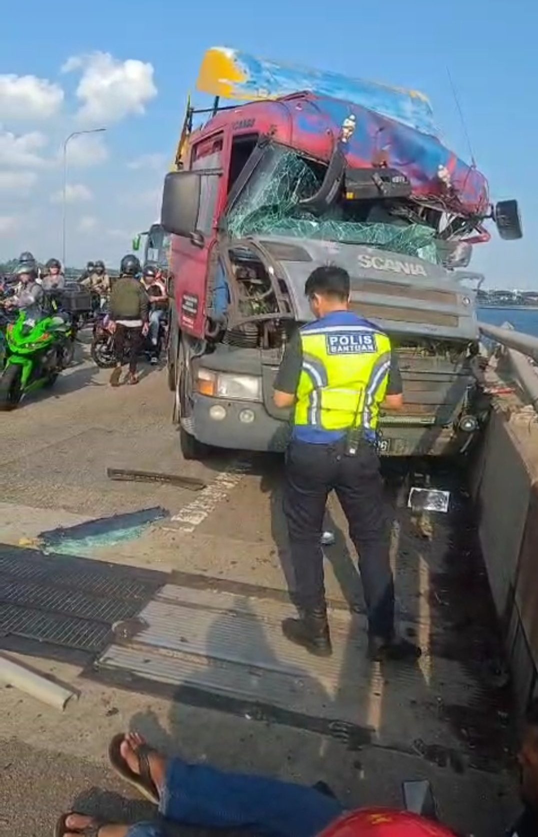 2 heavy tankers collide near Tuas Second Link, chemical tank falls into ...