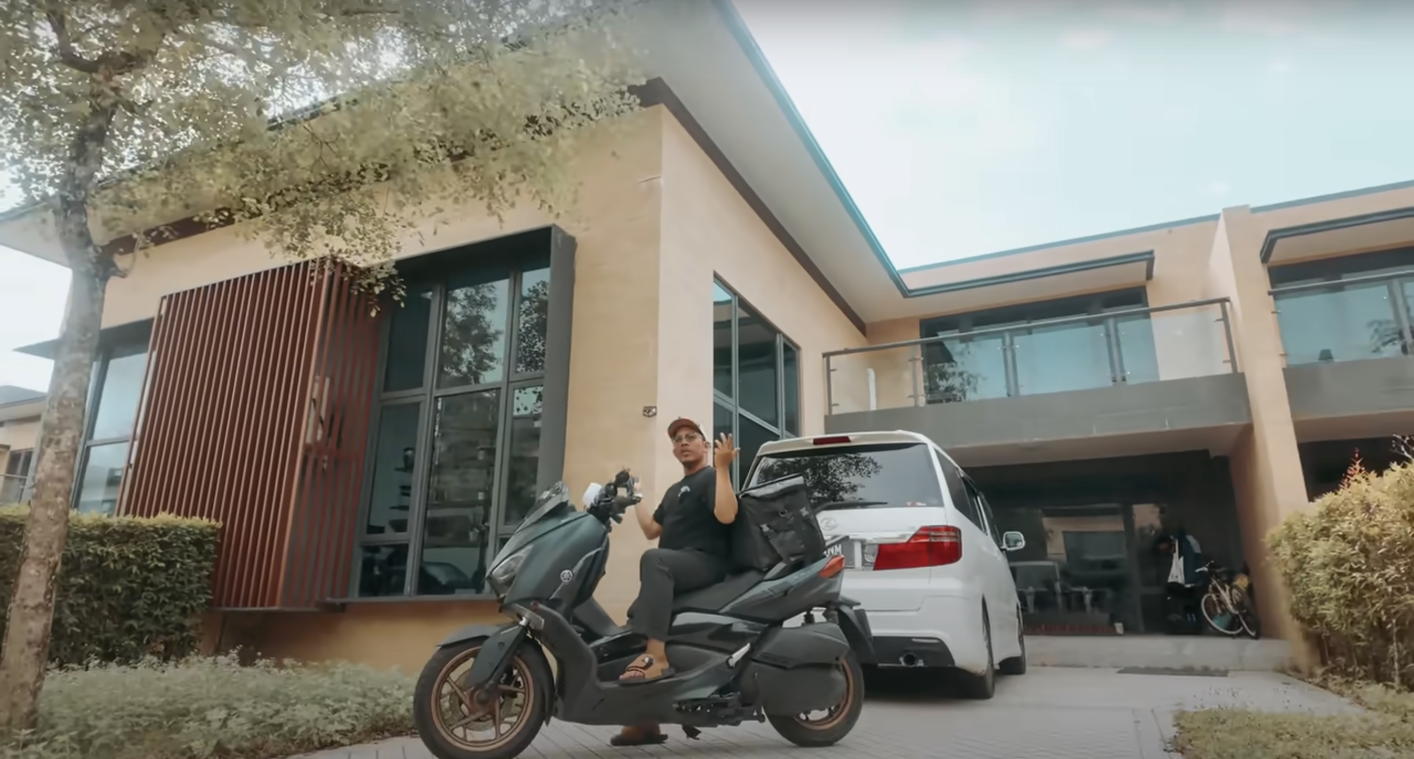 S'pore Grab rider earns S$6,000 per month, lives in JB villa ...