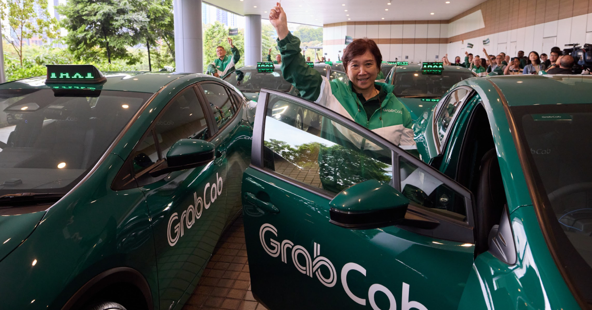 GrabCab picking up passengers in S'pore with 1st 40 taxis - Mothership ...