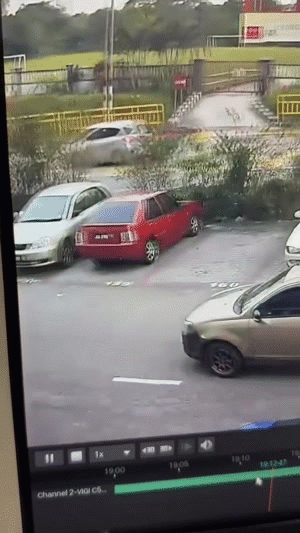 Lone robber fails to rob JB clinic, drops gun while escaping & shot ...