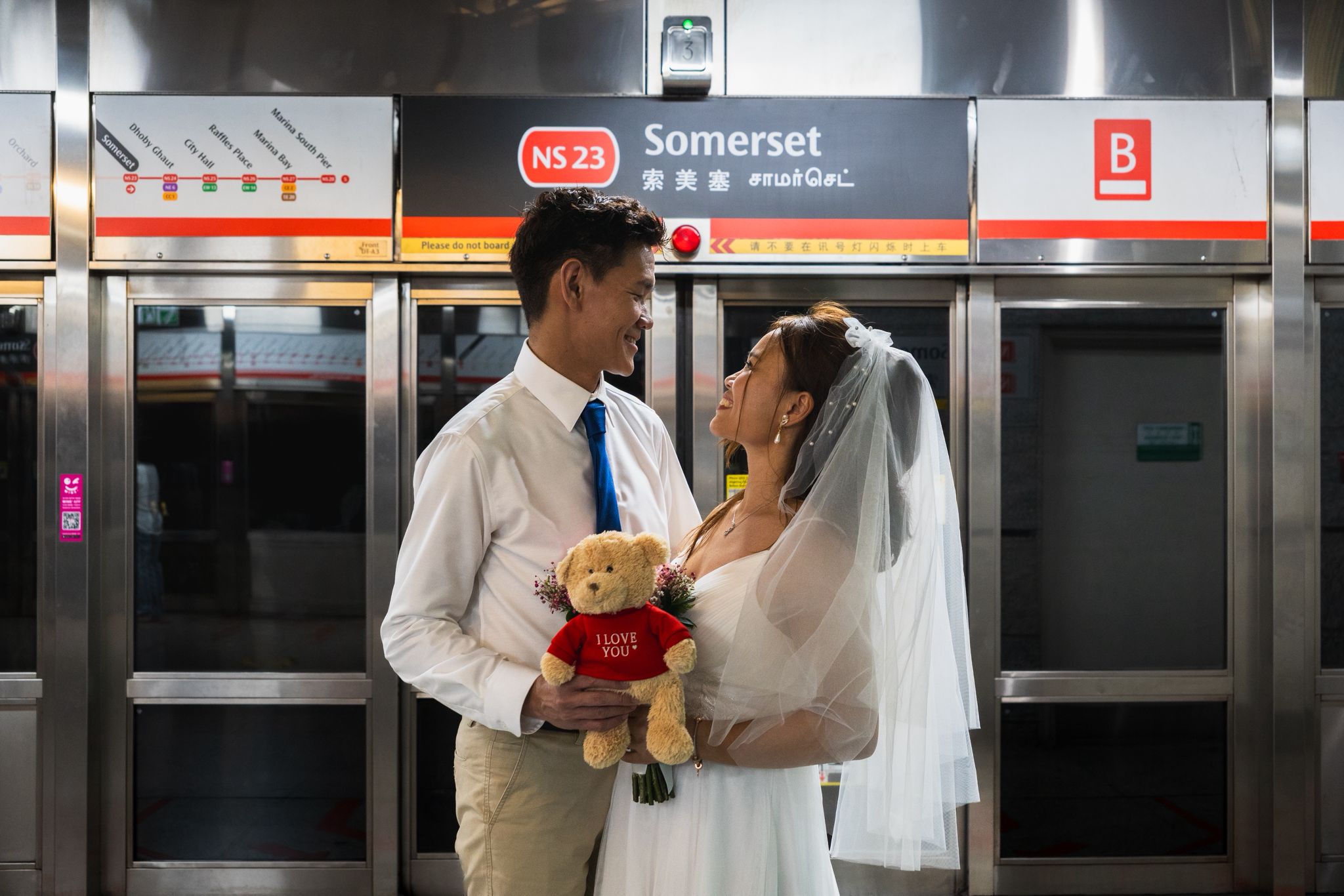 [GLGT]S'porean couple in their 40s take wedding photos at Somerset MRT, had 1st date there ...
