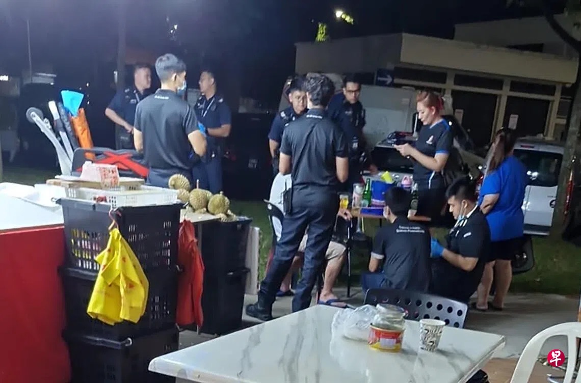 Ang Mo Kio durian stall employees allegedly fought each other, 2 men ...