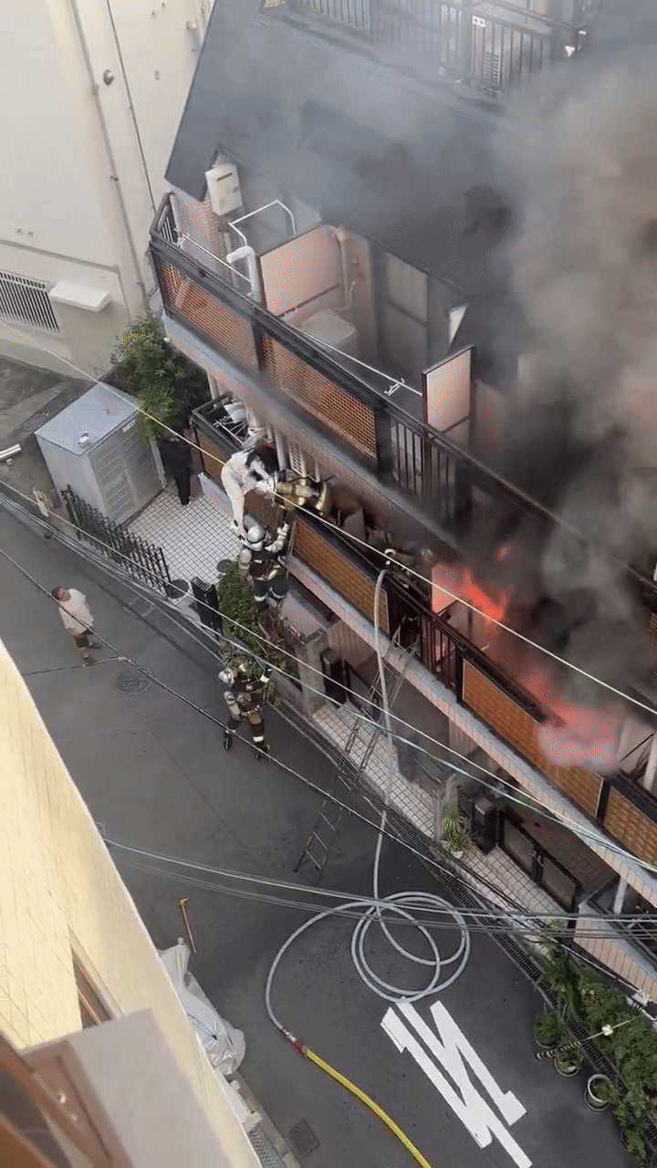 Woman in Japan, trapped by fire, panics, kicks firefighter, & falls off ...