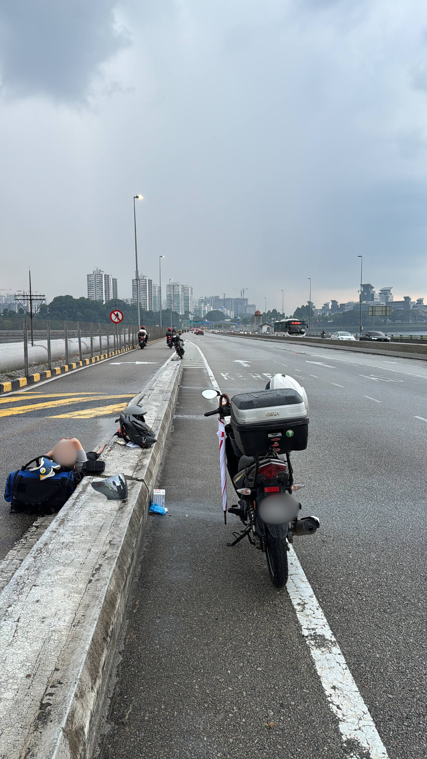 Off-duty S'pore paramedic assists accident victim along Causeway ...