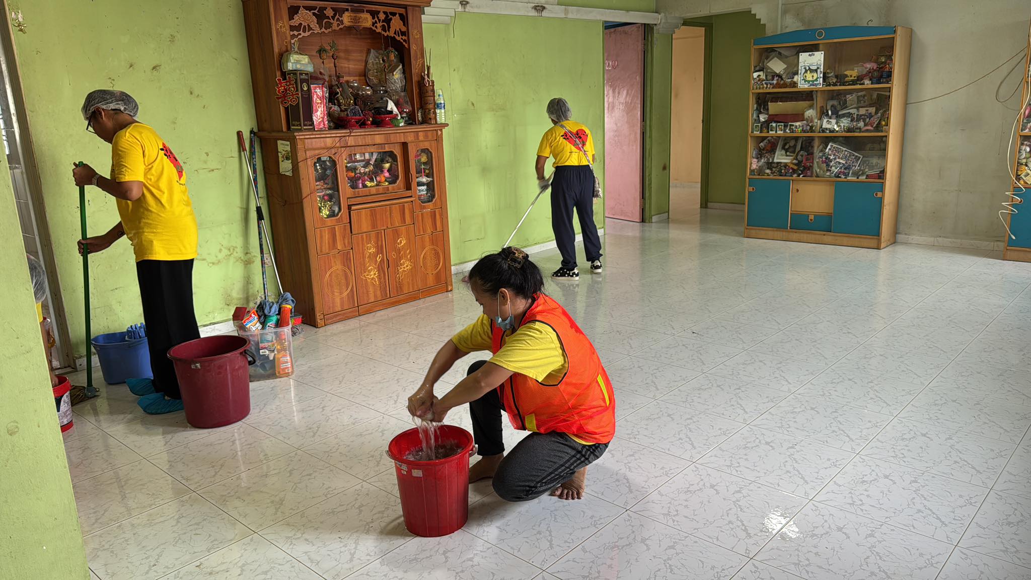 Woman gets volunteers to clear hoarder mum's Boon Lay flat on pretext ...