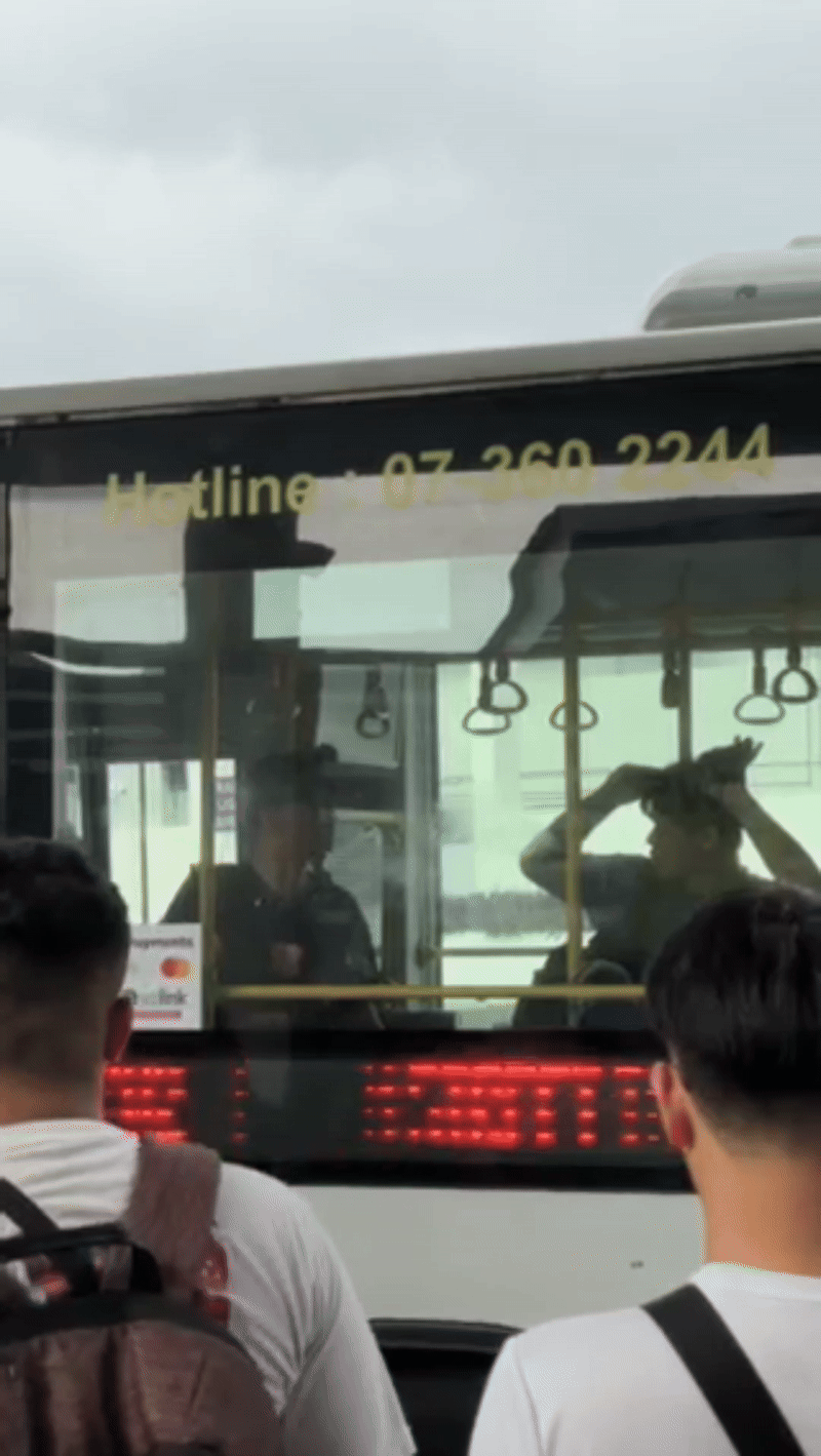 2 men fight along bus aisle at Woodlands checkpoint over alleged queue ...