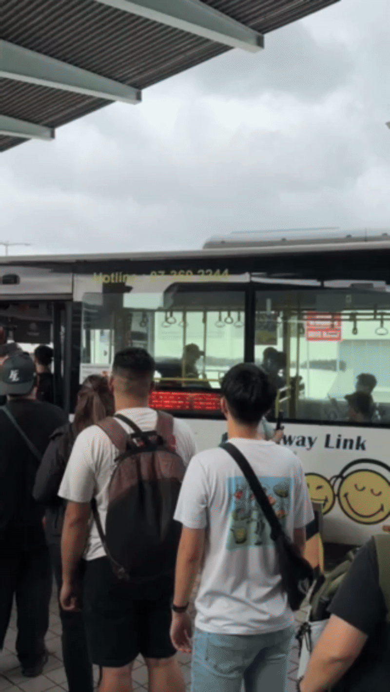 2 men fight along bus aisle at Woodlands checkpoint over alleged queue ...