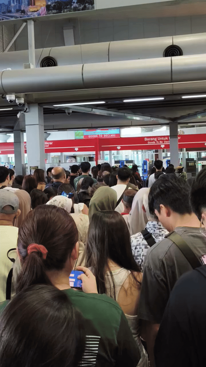 Thousands including S'poreans stranded at Johor land checkpoints after ...